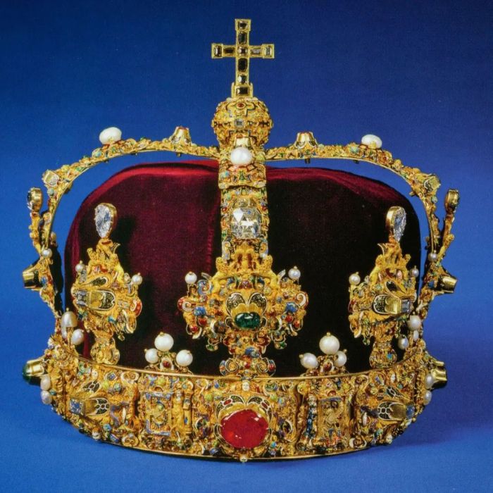 Coroas Reais: os símbolos de autoridade e opulência no regime ...